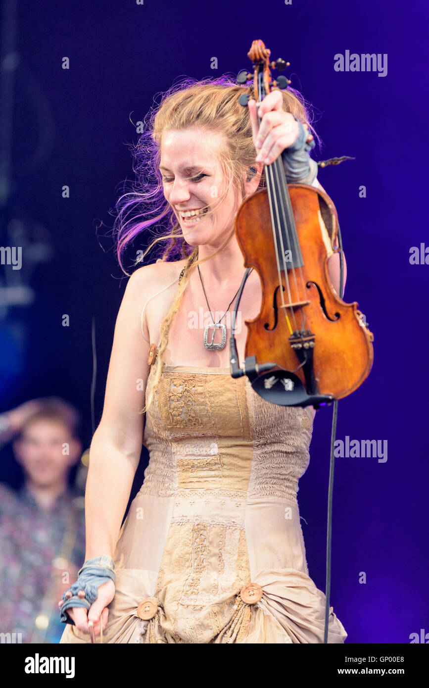 Dulcima Showan of CoCo and the Butterfields performing at Fairport's Cropredy Convention ...