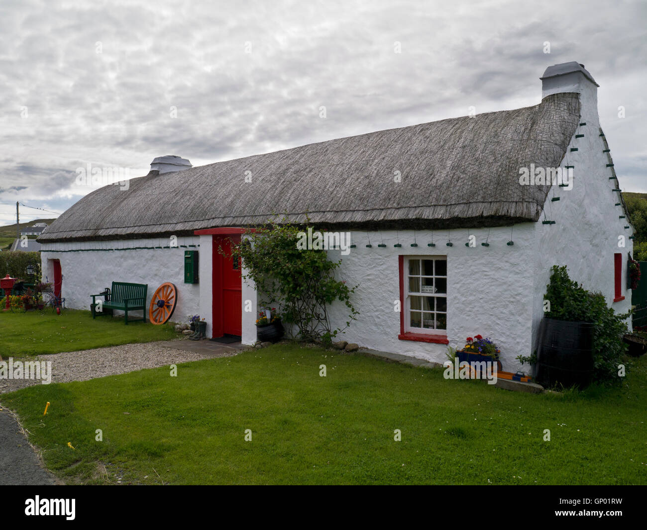Thatched Irish cottage Stock Photo - Alamy