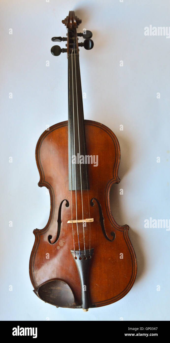 Old violin. Old violin, copy of Majini made Saxony, in the 19th century ...