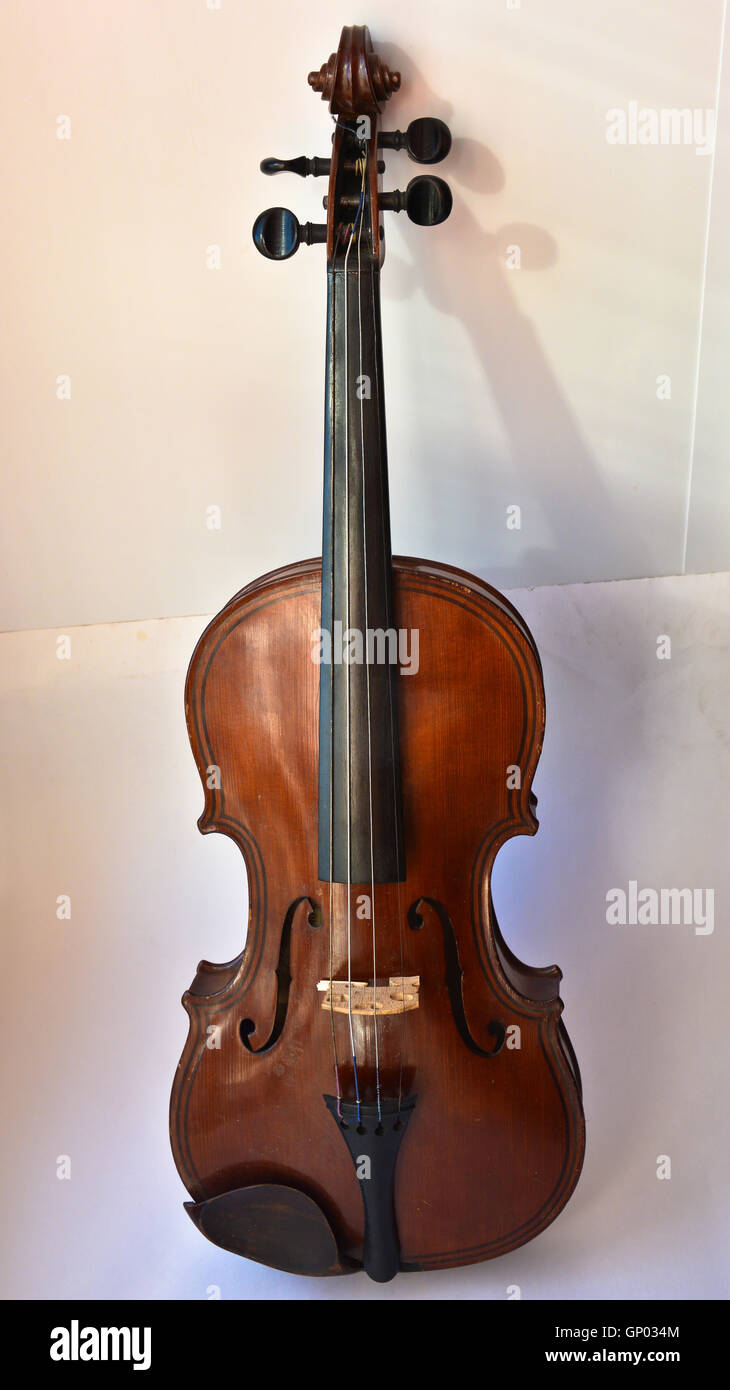 Old violin. Old violin, copy of Majini made Saxony, in the 19th century ...