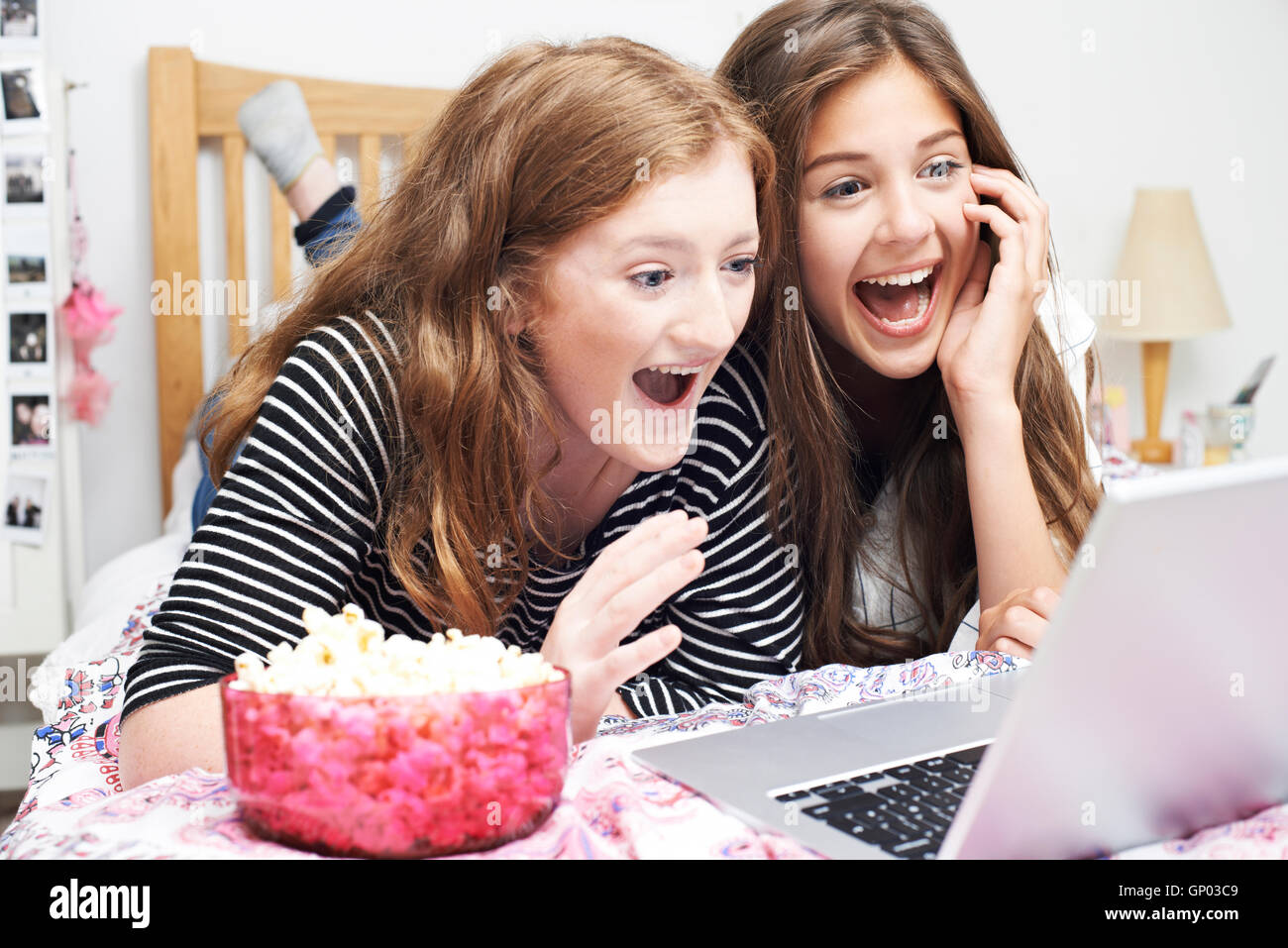 Girls bed laptop hi-res stock photography and images - Alamy