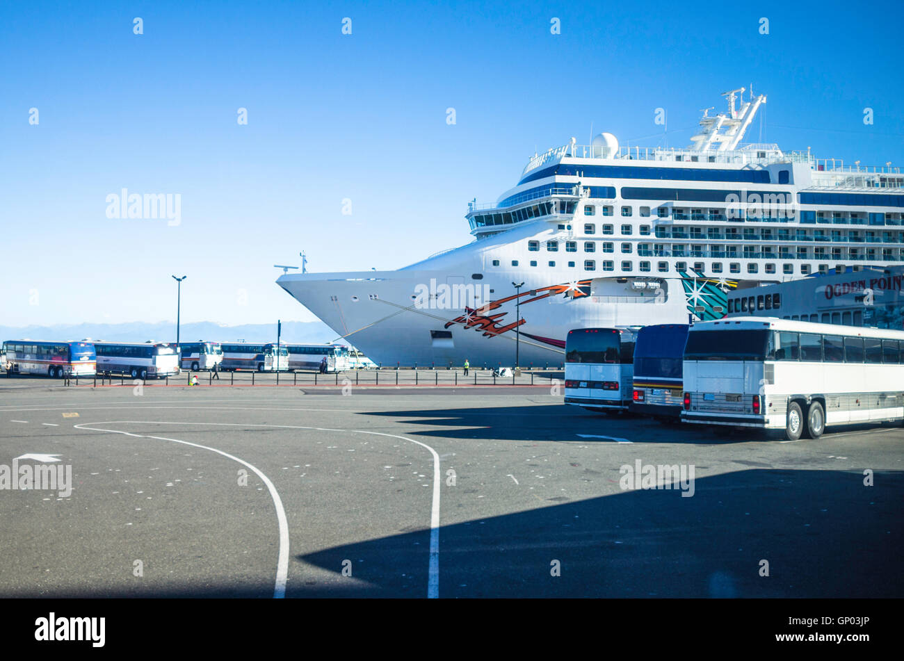 Tour buses waiting cruise hi-res stock photography and images - Alamy