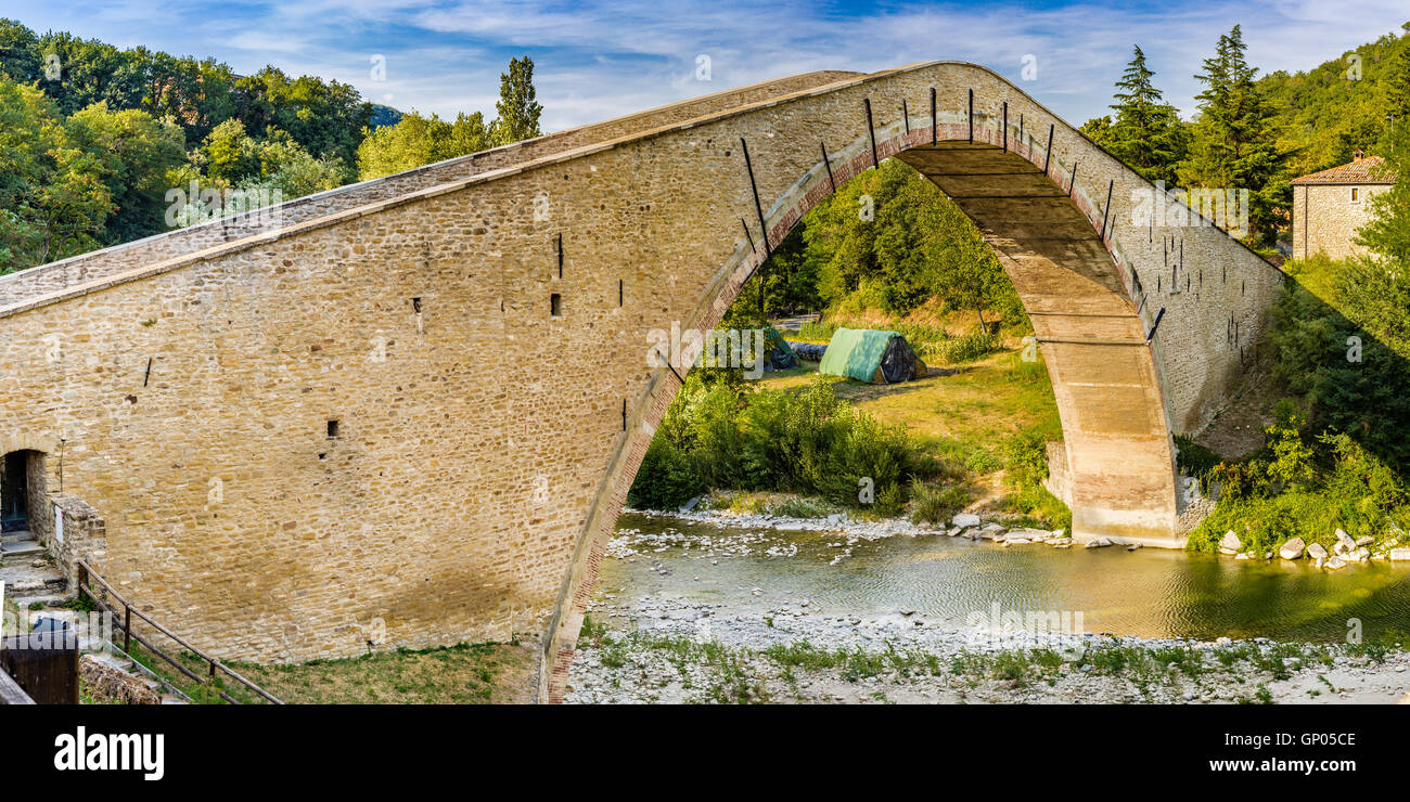 16th century engineering masterpiece humpbacked bridge connecting in a ...