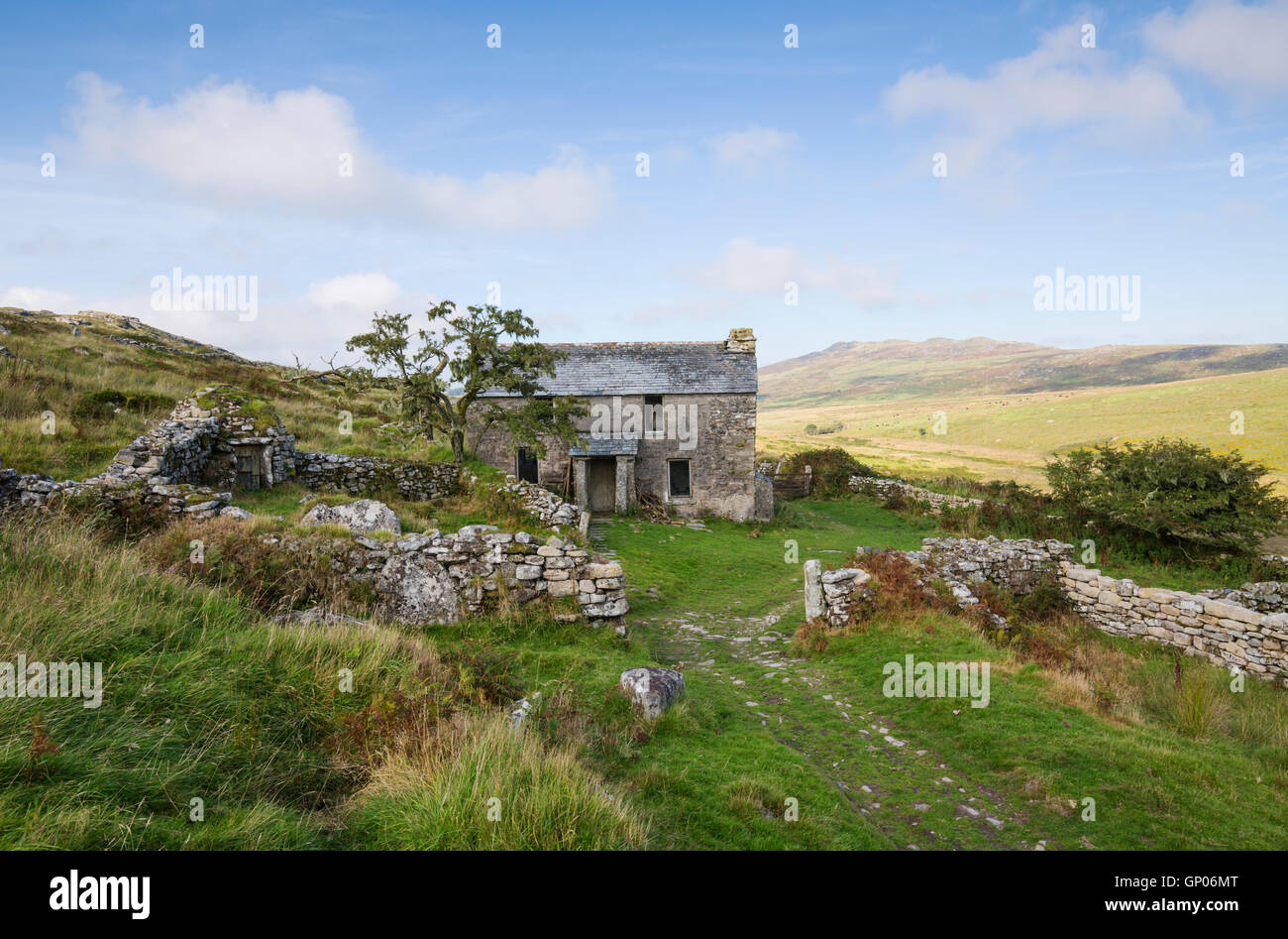 The old deserted garrow farmhouse on bodmin moor Stock Photo - Alamy
