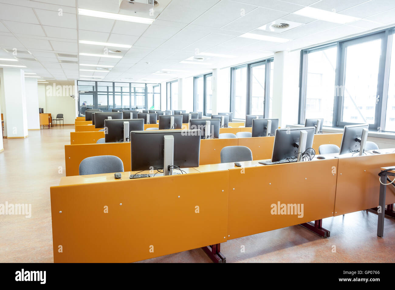 Computer classroom hi-res stock photography and images - Alamy