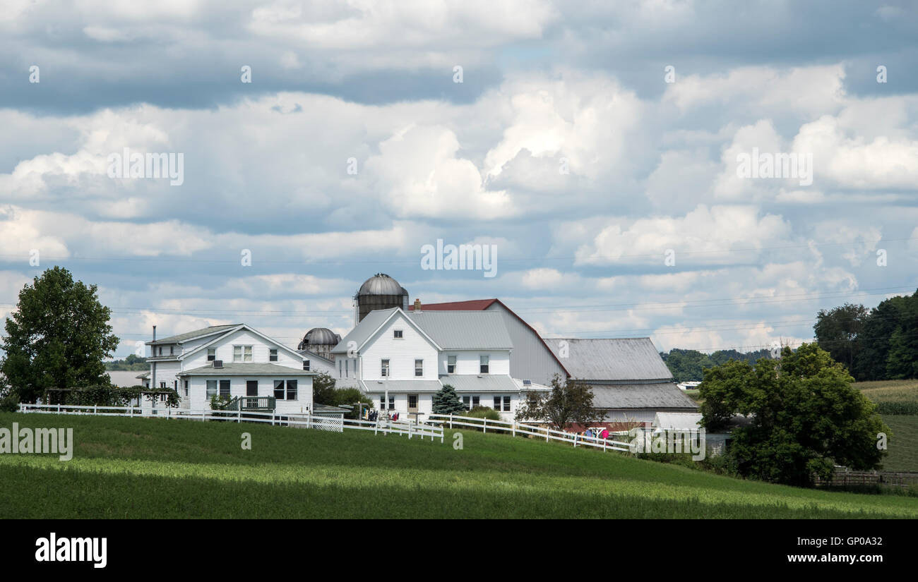 Amish family home with white fence Stock Photo - Alamy