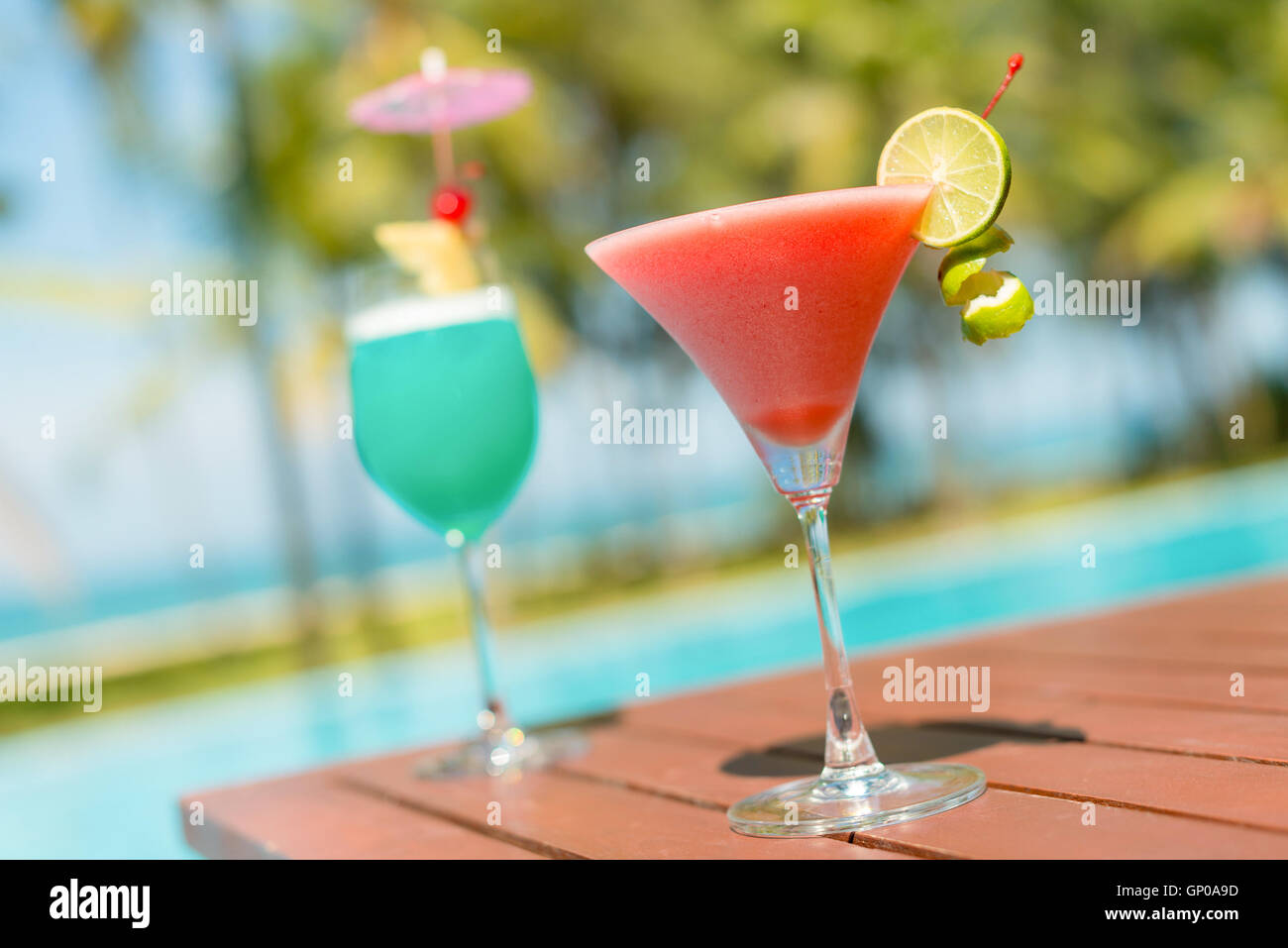 Cocktail glasses at pool, beach side Stock Photo - Alamy