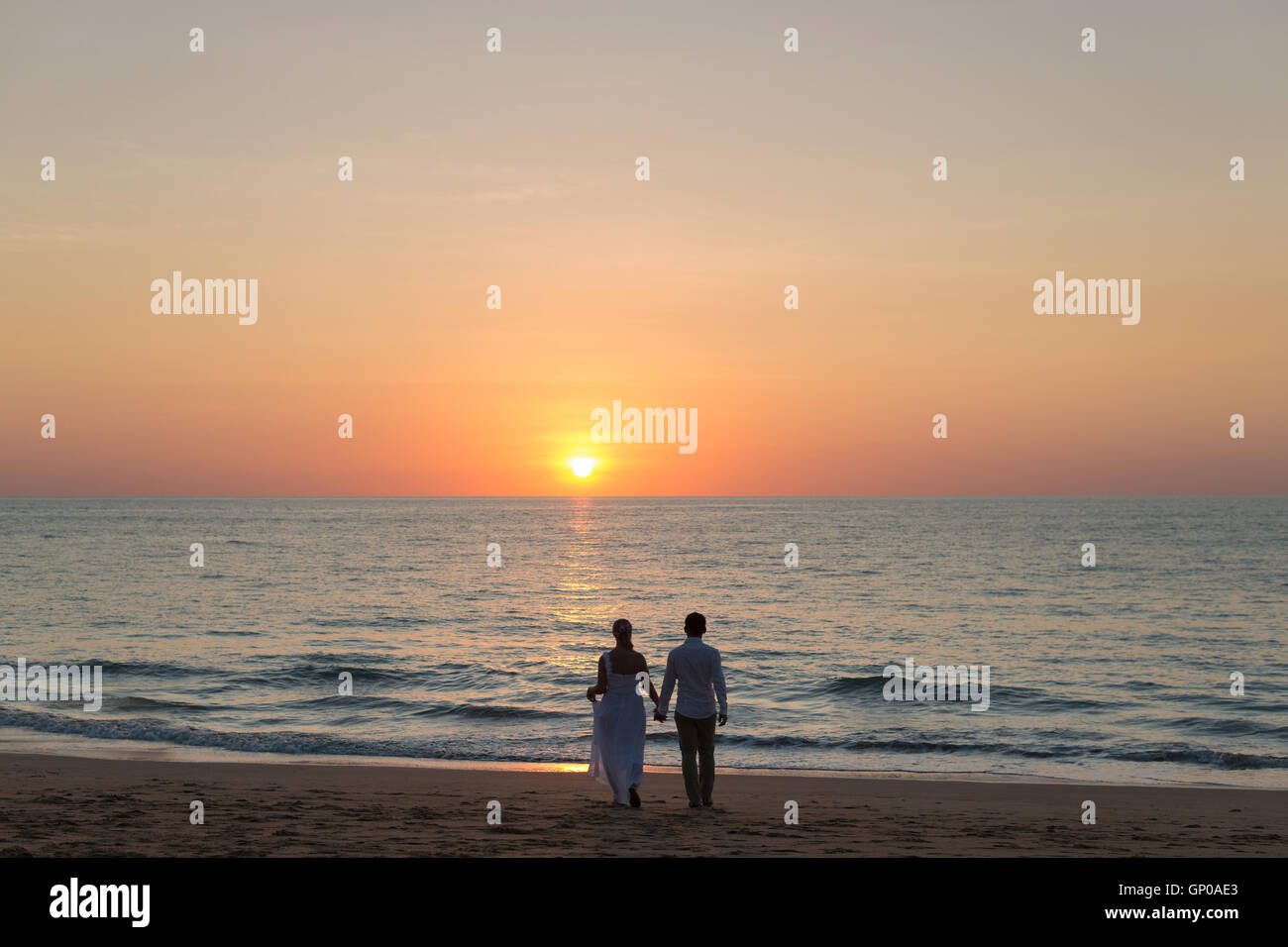 Silhouette couple on beach hi-res stock photography and images - Alamy