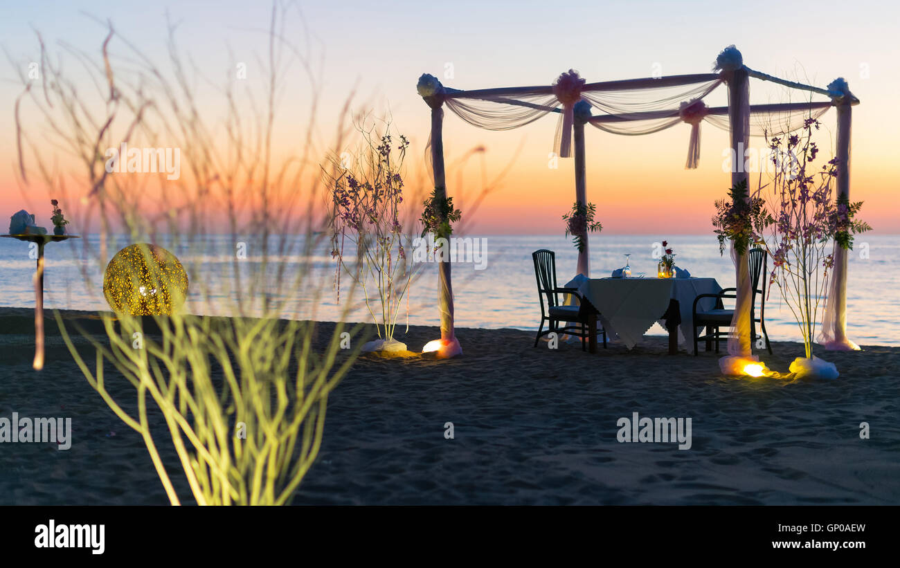 Night sky romantic couple hi-res stock photography and images - Alamy