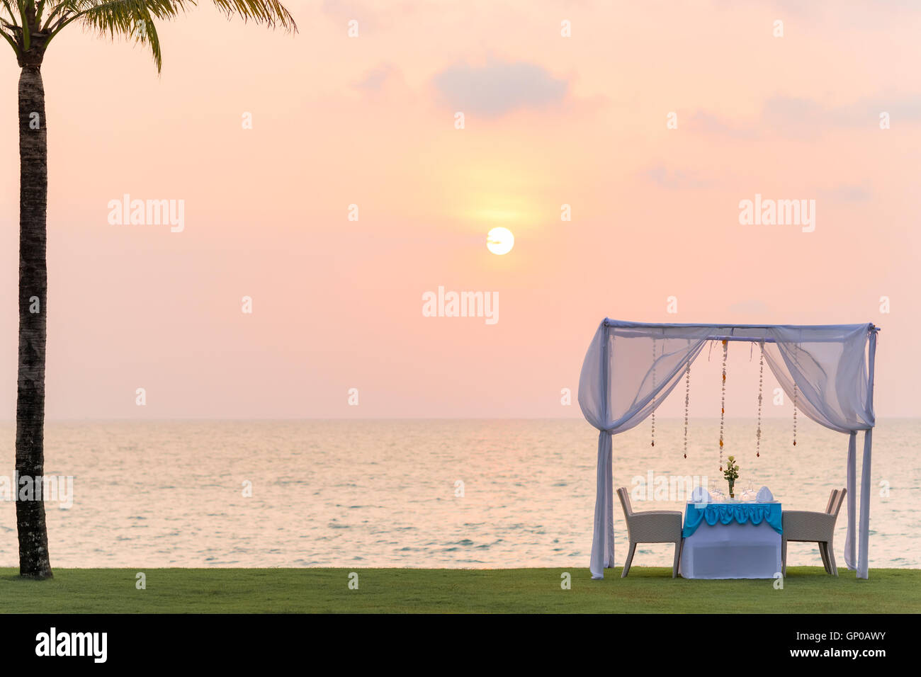 Romantic beach setting hi-res stock photography and images - Alamy