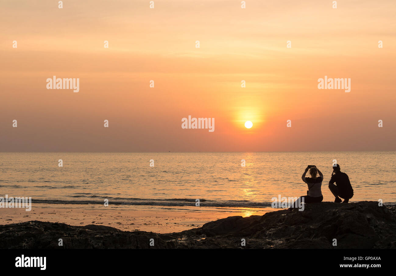 Beach couples hi-res stock photography and images - Alamy