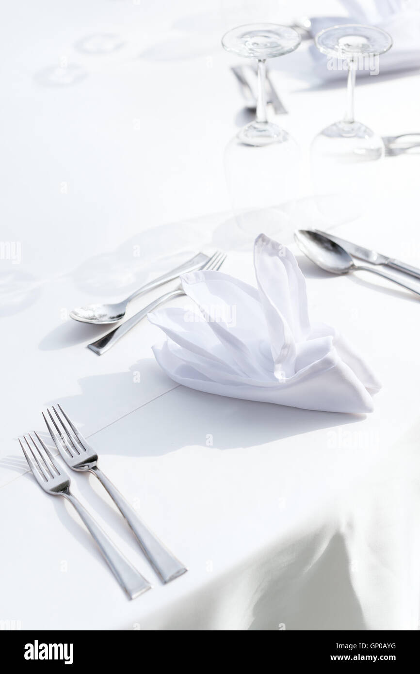 table setting white theme at beachside Stock Photo - Alamy