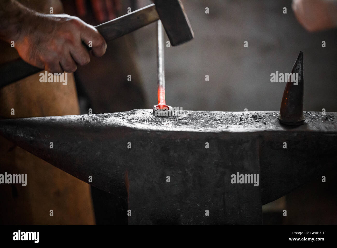 Making decorative element in the smithy on the anvil Stock Photo - Alamy