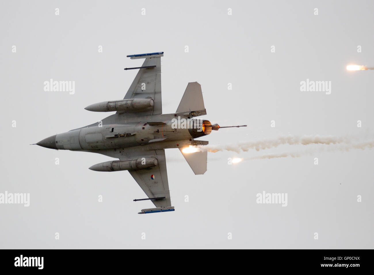 F-16 fighter jet firing off flares Stock Photo - Alamy