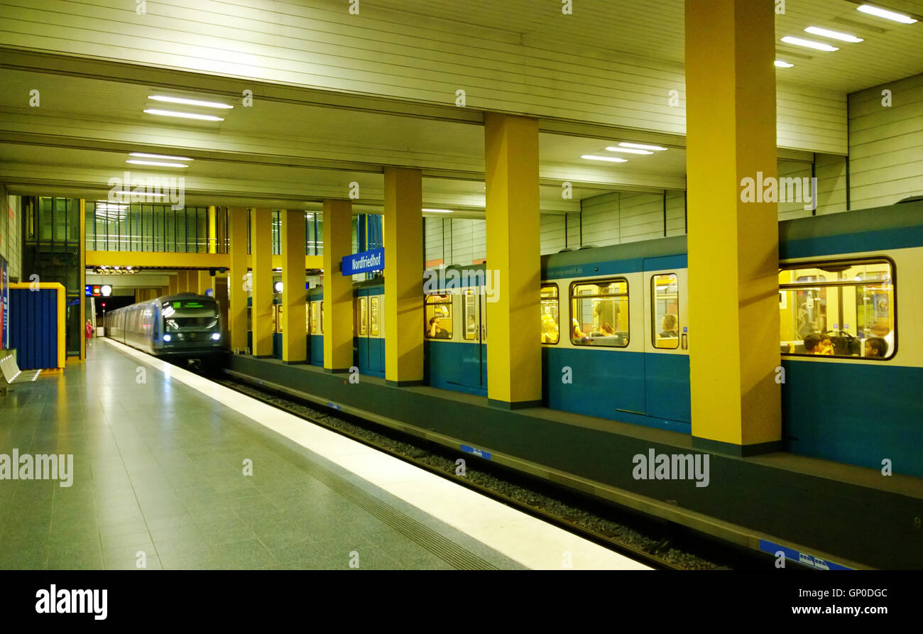 Metro train arriving at the underground station Stock Photo - Alamy