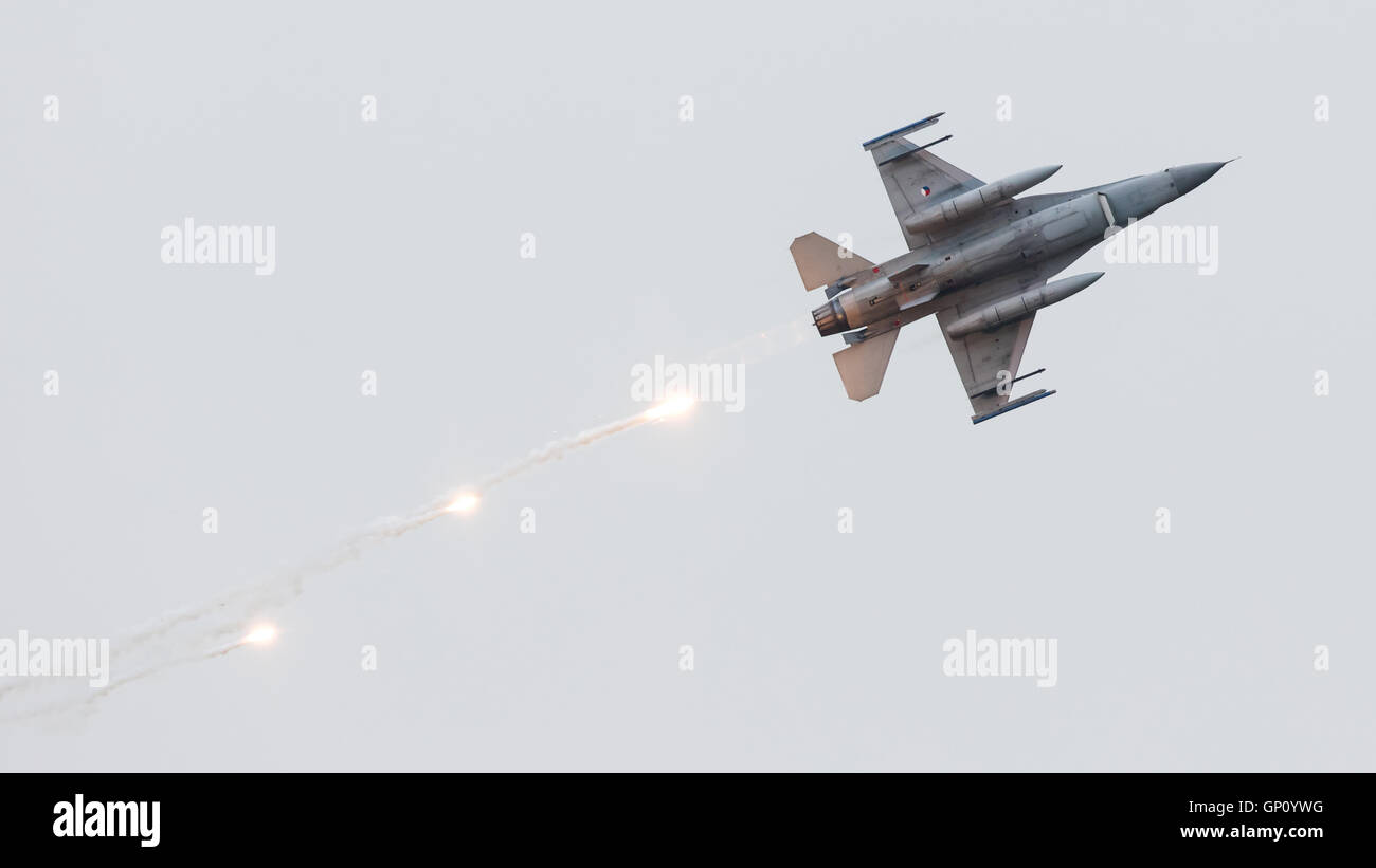 Plane firing decoy flares hi-res stock photography and images - Alamy