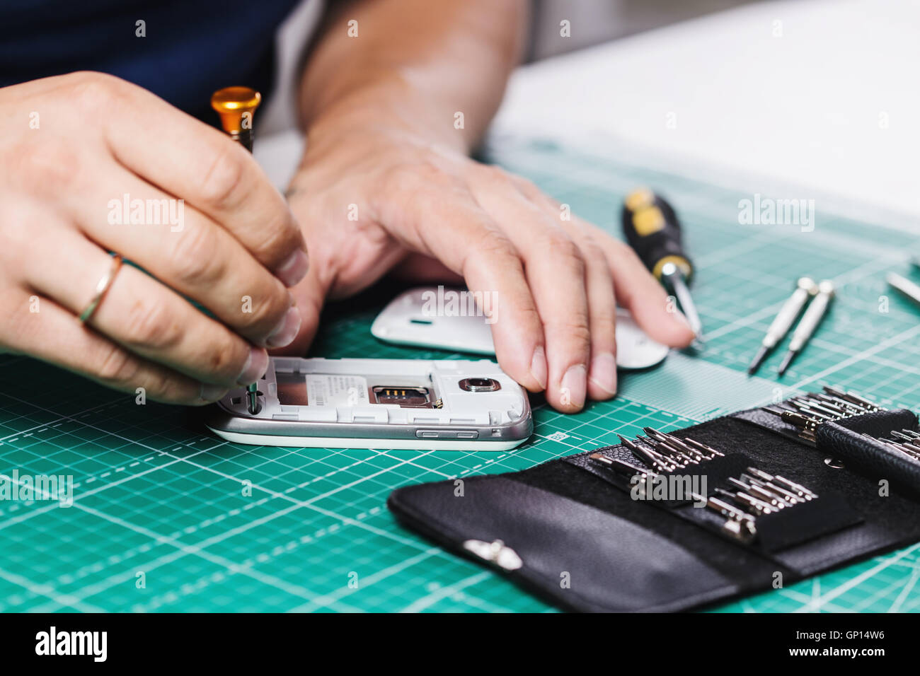 Man repairing broken smartphone, close up photo Stock Photo - Alamy