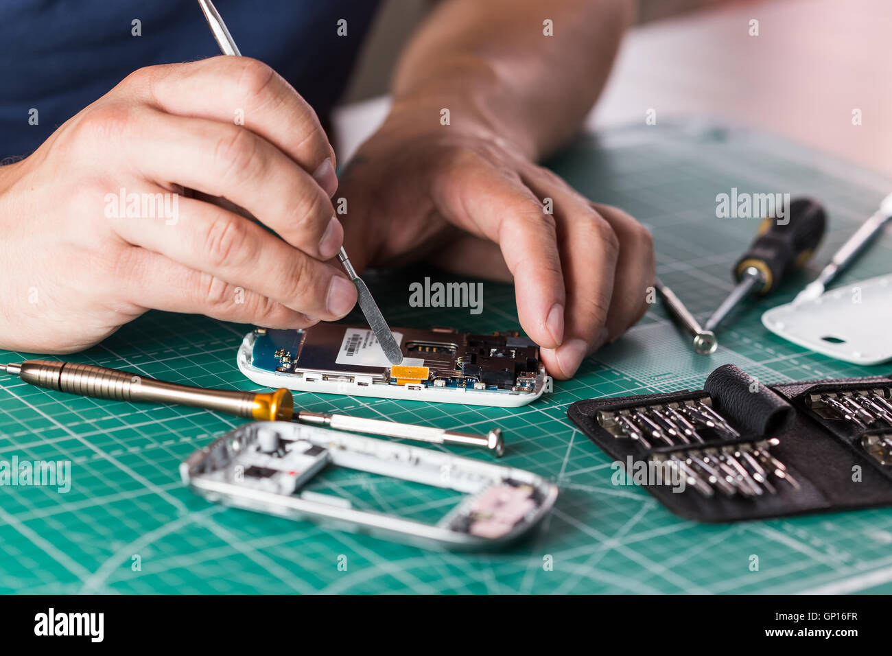 Man repairing broken smartphone, close up photo Stock Photo - Alamy