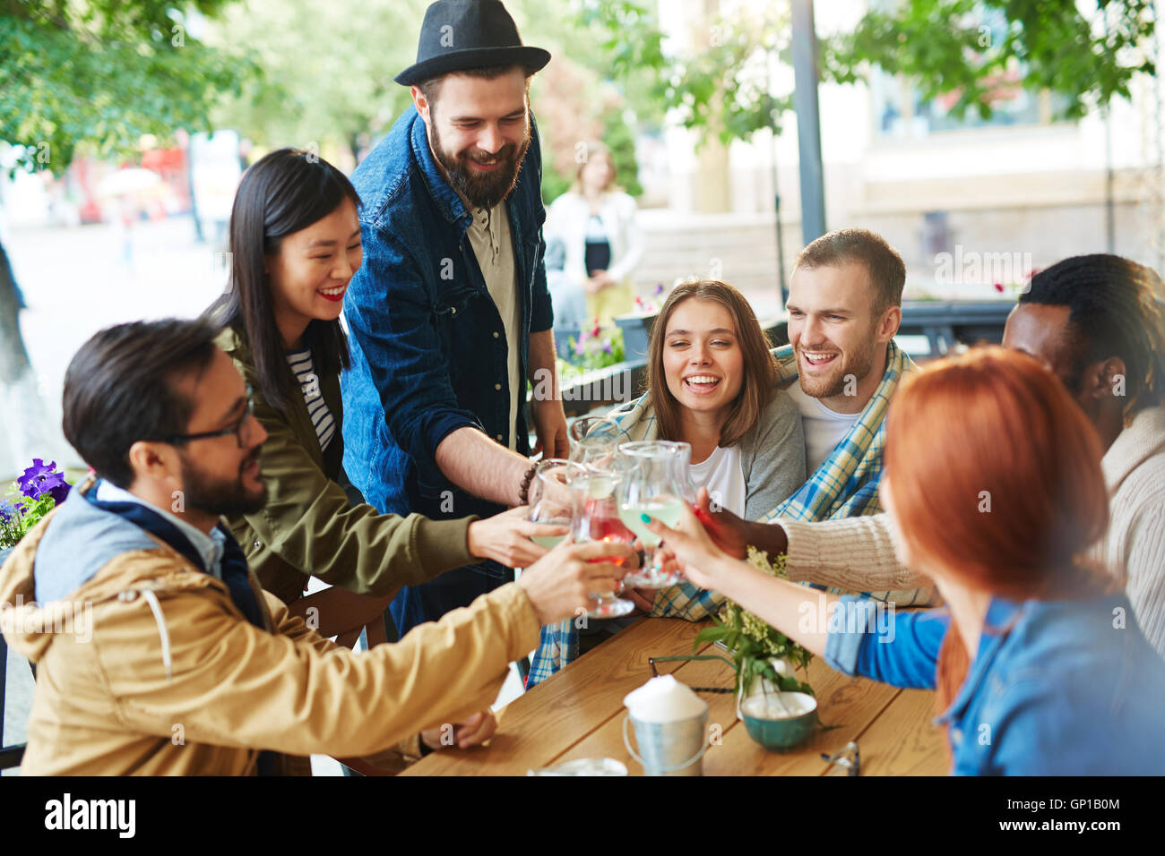 Circle of friends cheering with cocktails Stock Photo - Alamy