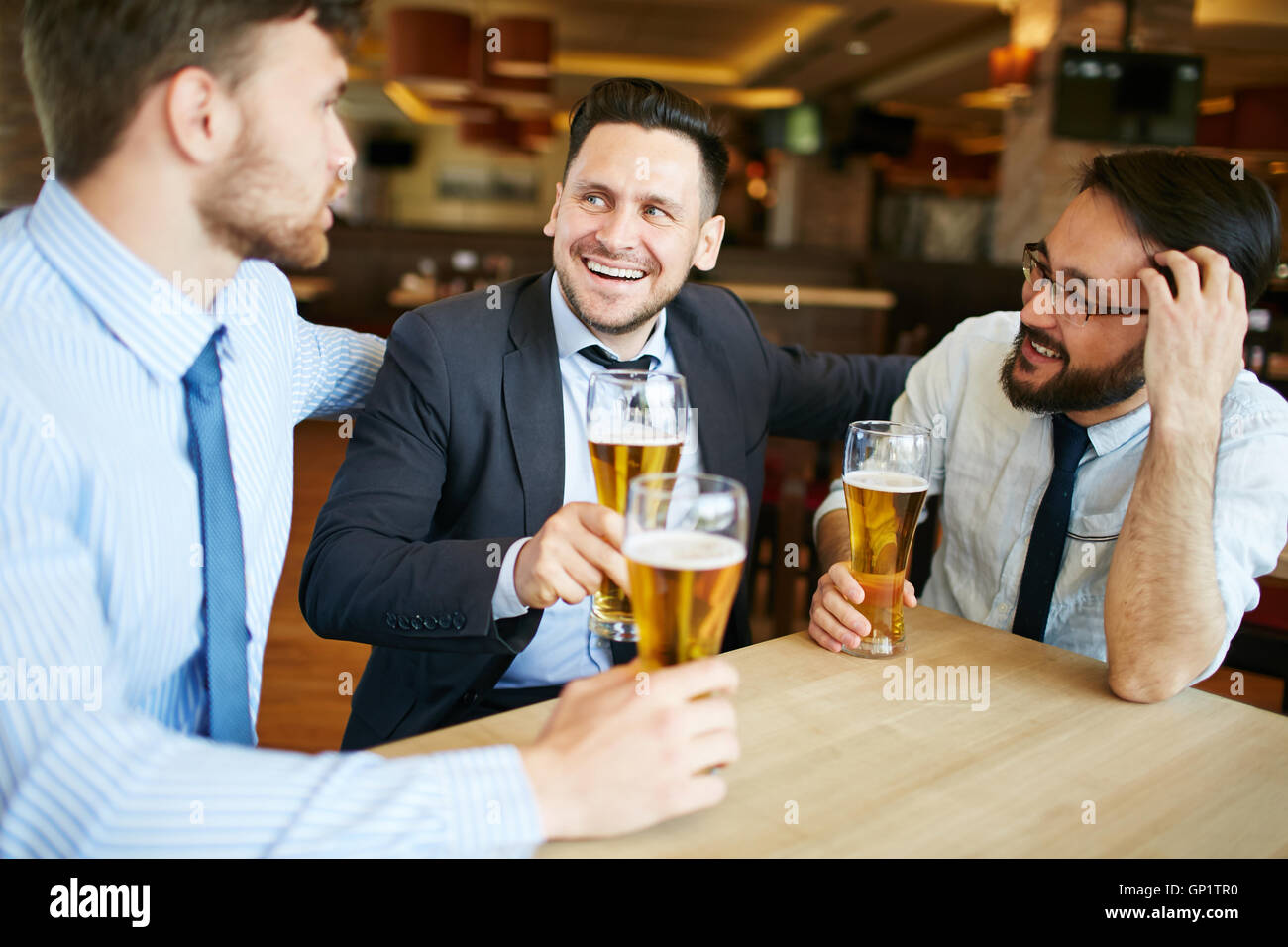 Businessmen sitting bar beer hi-res stock photography and images - Alamy