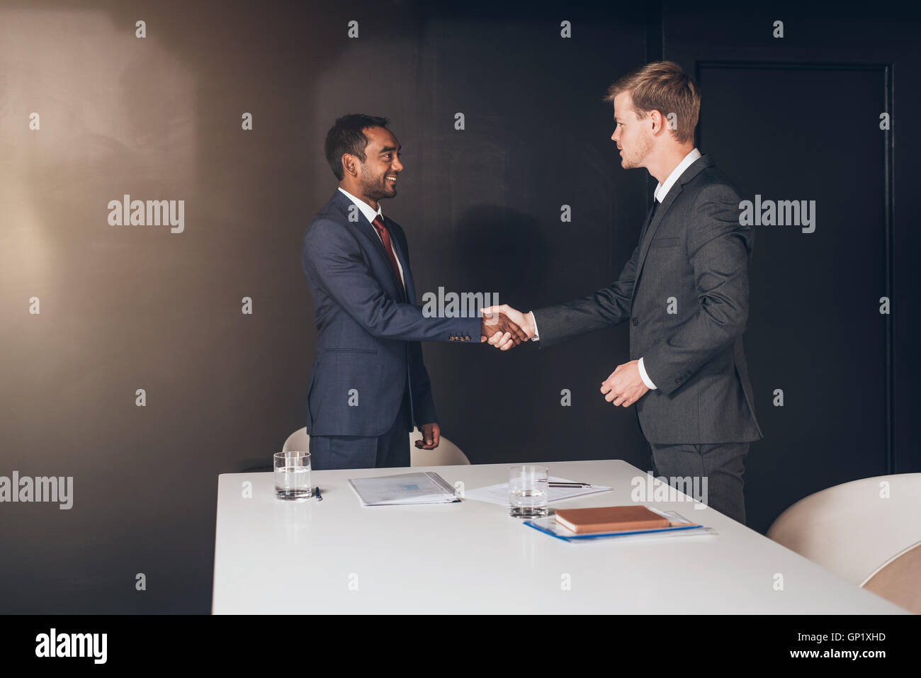 Making an agreement hi-res stock photography and images - Alamy