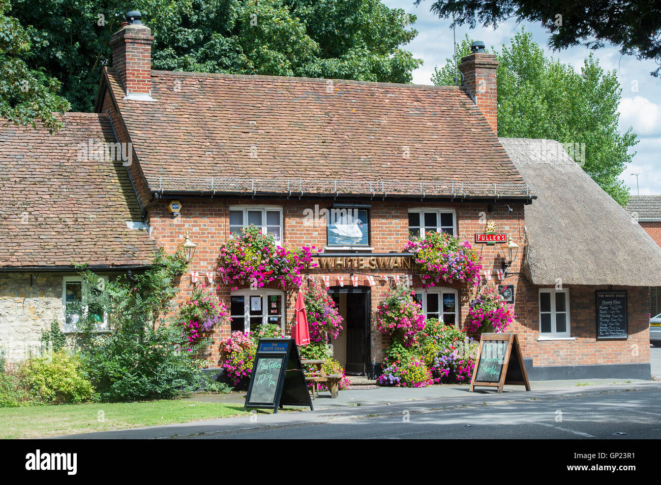 White swan pub sign hi-res stock photography and images - Alamy
