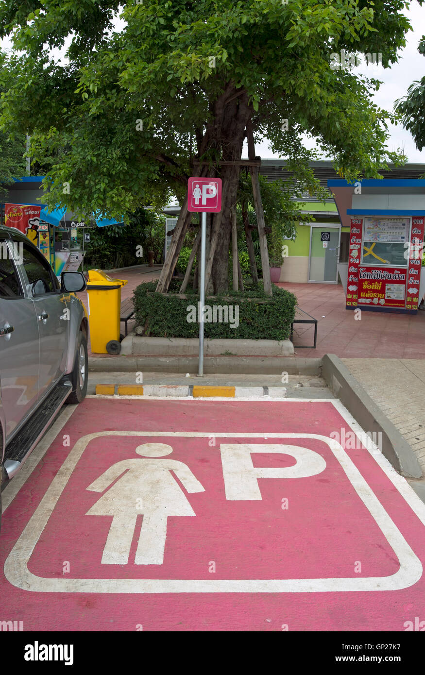 Car parking area hi-res stock photography and images - Alamy