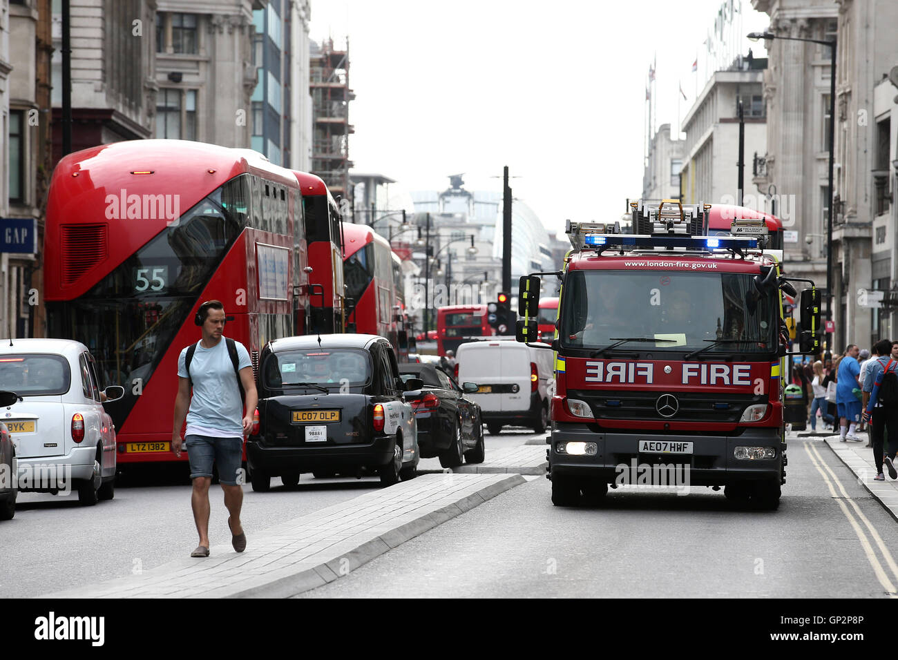 UK, London : A fire engine drives down Oxford Street in Central London ...