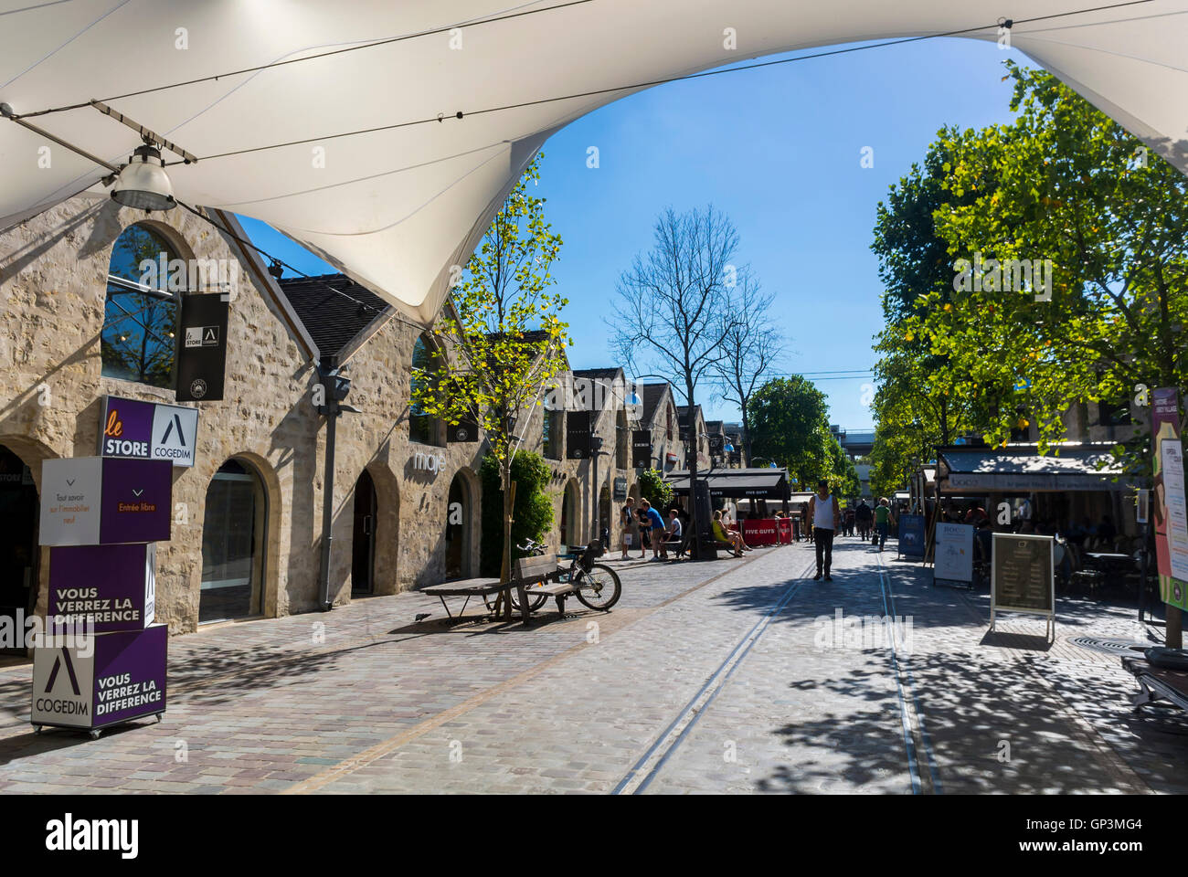 Paris, France, Street Scenes, French People, Walking, Restaurants, in ...