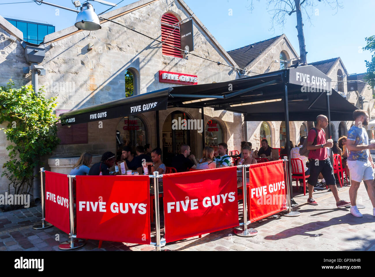 Sharing meals outdoors eating restaurant hi-res stock photography and ...