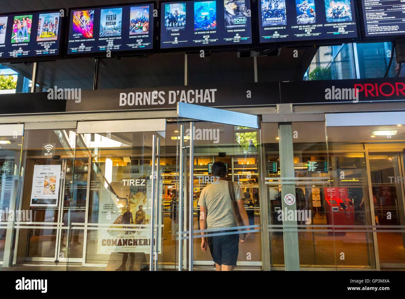 Teenagers in front of cinema hi-res stock photography and images - Alamy