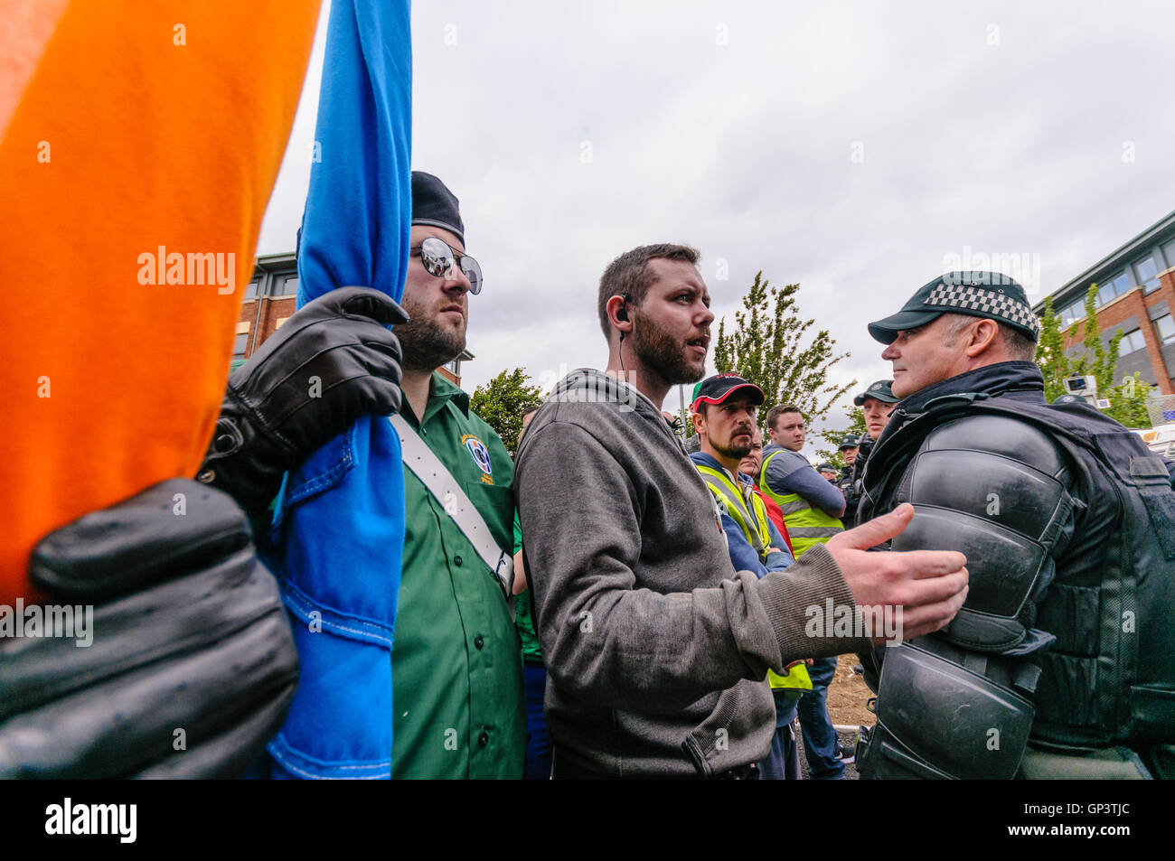 Men dressed in ira paramilitary hi-res stock photography and images - Alamy
