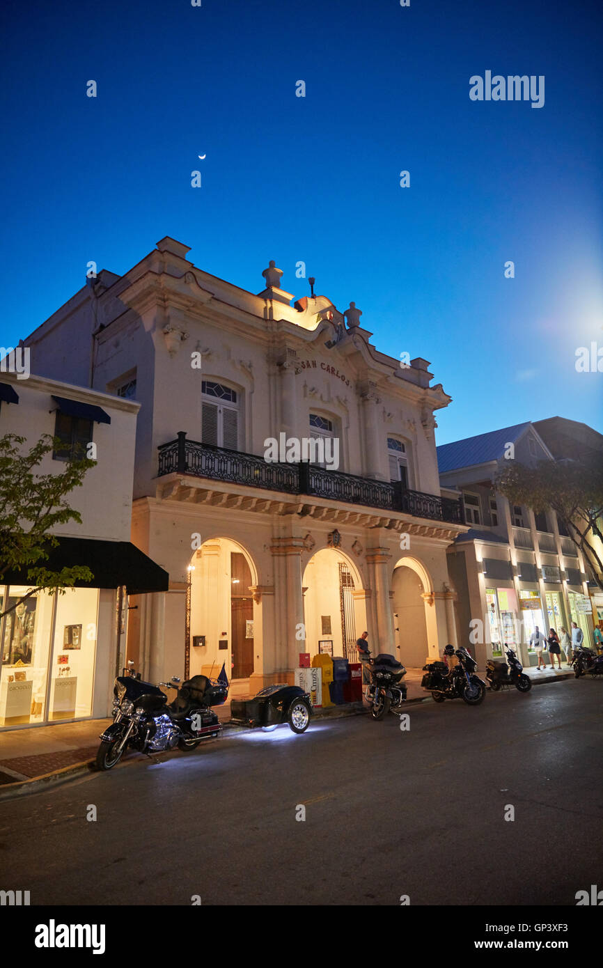 Twilight buildings hi-res stock photography and images - Alamy