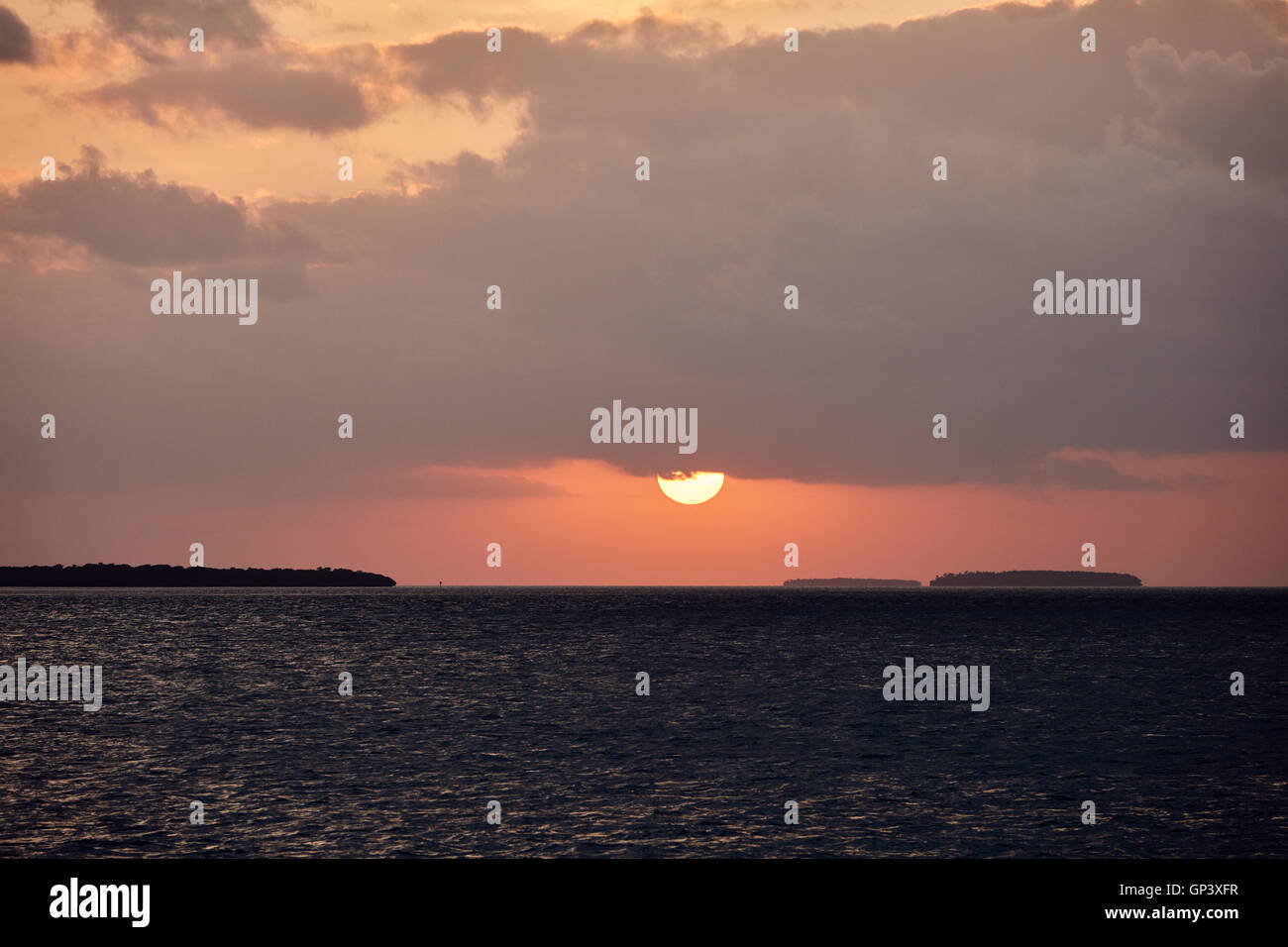 Sunset over water ocean hi-res stock photography and images - Alamy