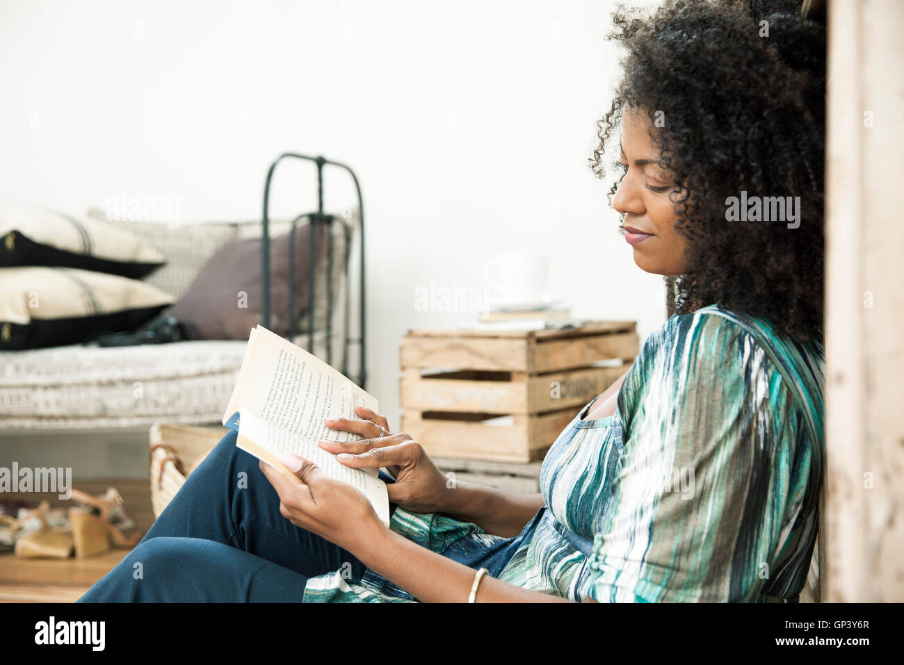 Woman reading novel Stock Photo - Alamy
