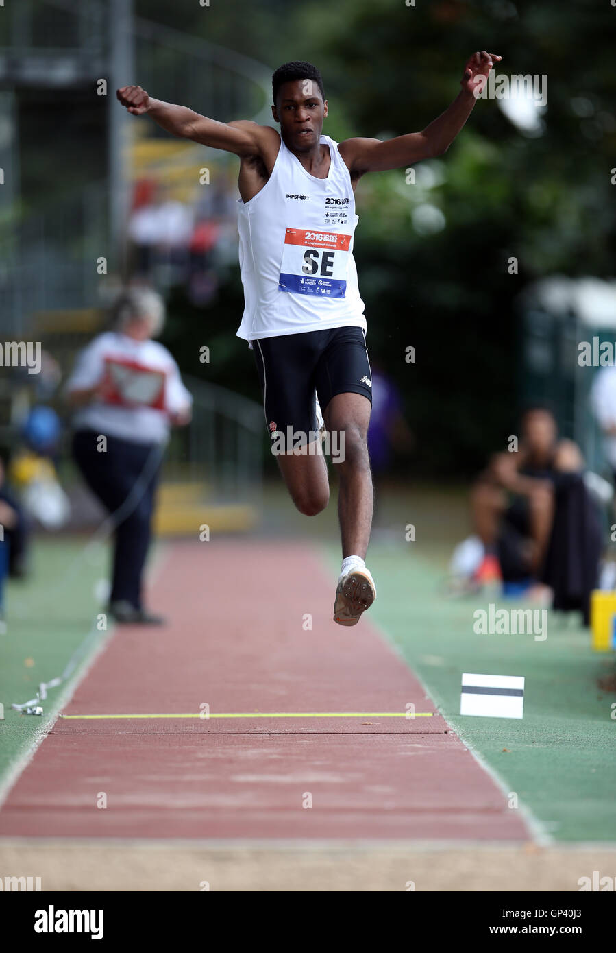 Boys triple jump hi-res stock photography and images - Alamy