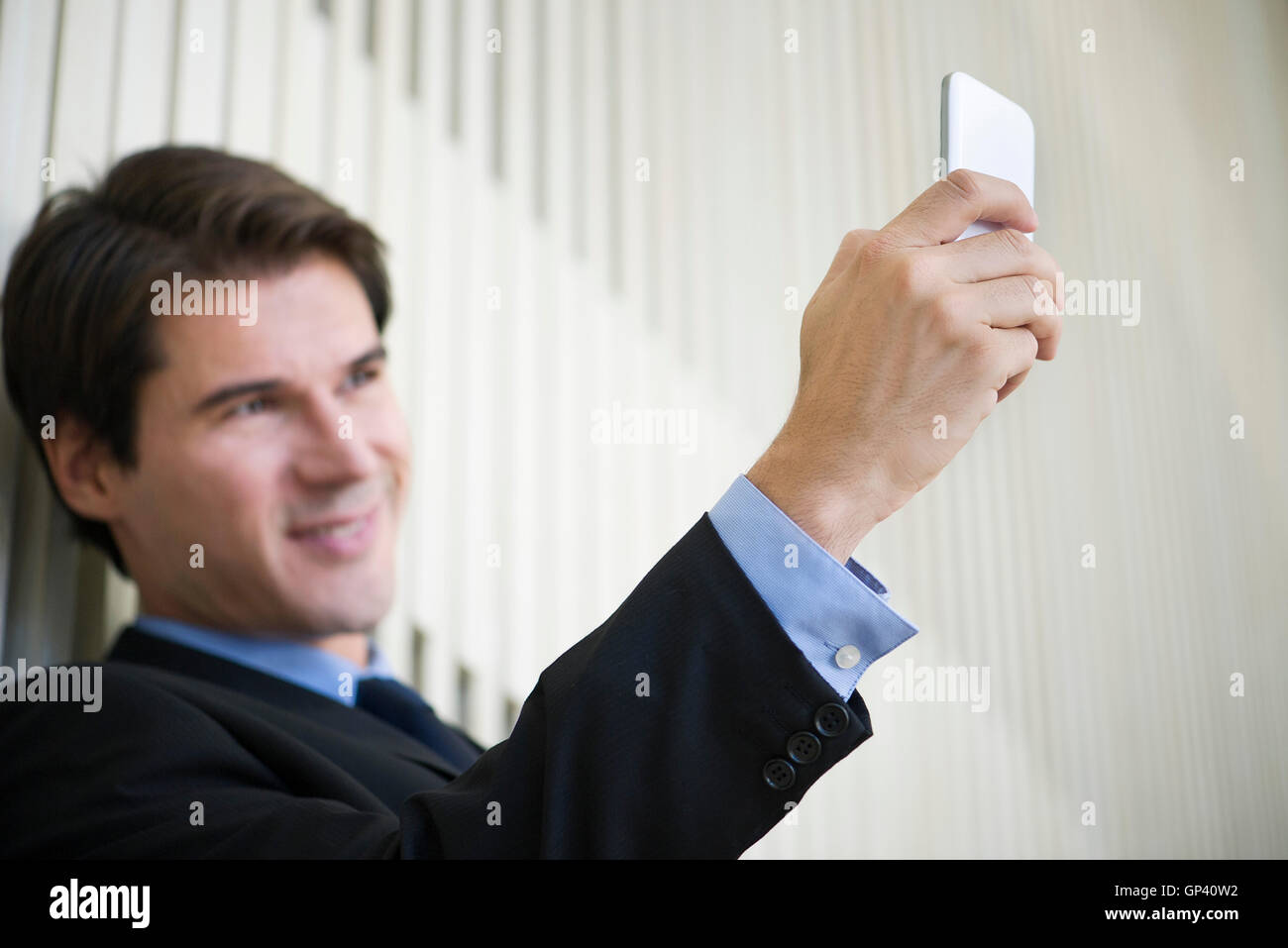 Man taking self portraits on phone hi-res stock photography and images ...