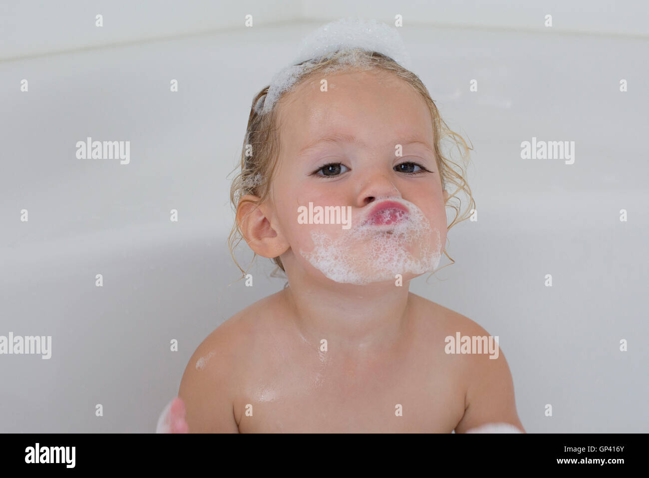 Kids having a bubble bath hi-res stock photography and images - Alamy