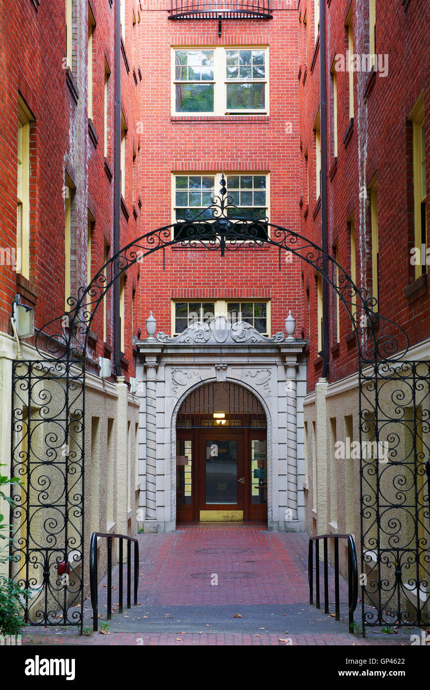 Traditional brick apartment building hi-res stock photography and ...