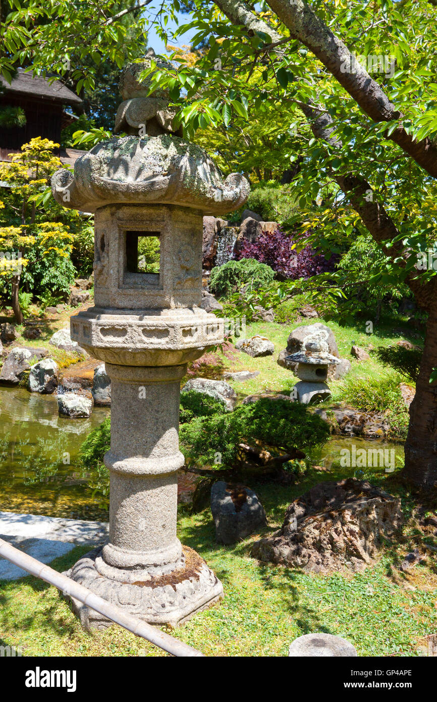 Japanese garden statue hi-res stock photography and images - Alamy