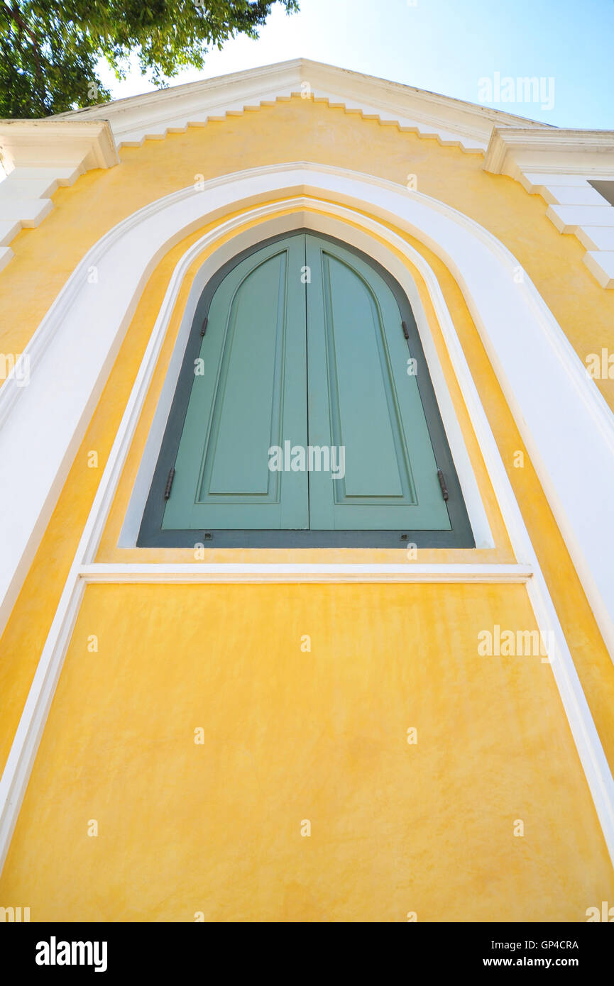 French apartment building exterior hi-res stock photography and images ...