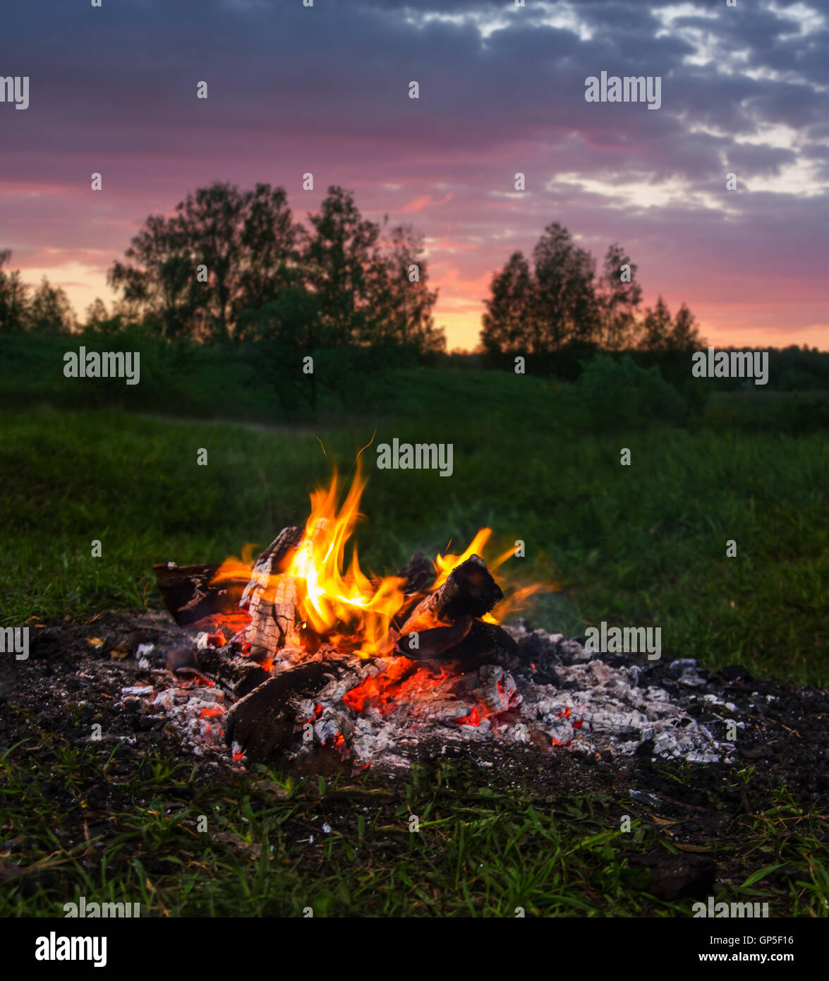 Night scene campfire wood log hi-res stock photography and images - Alamy