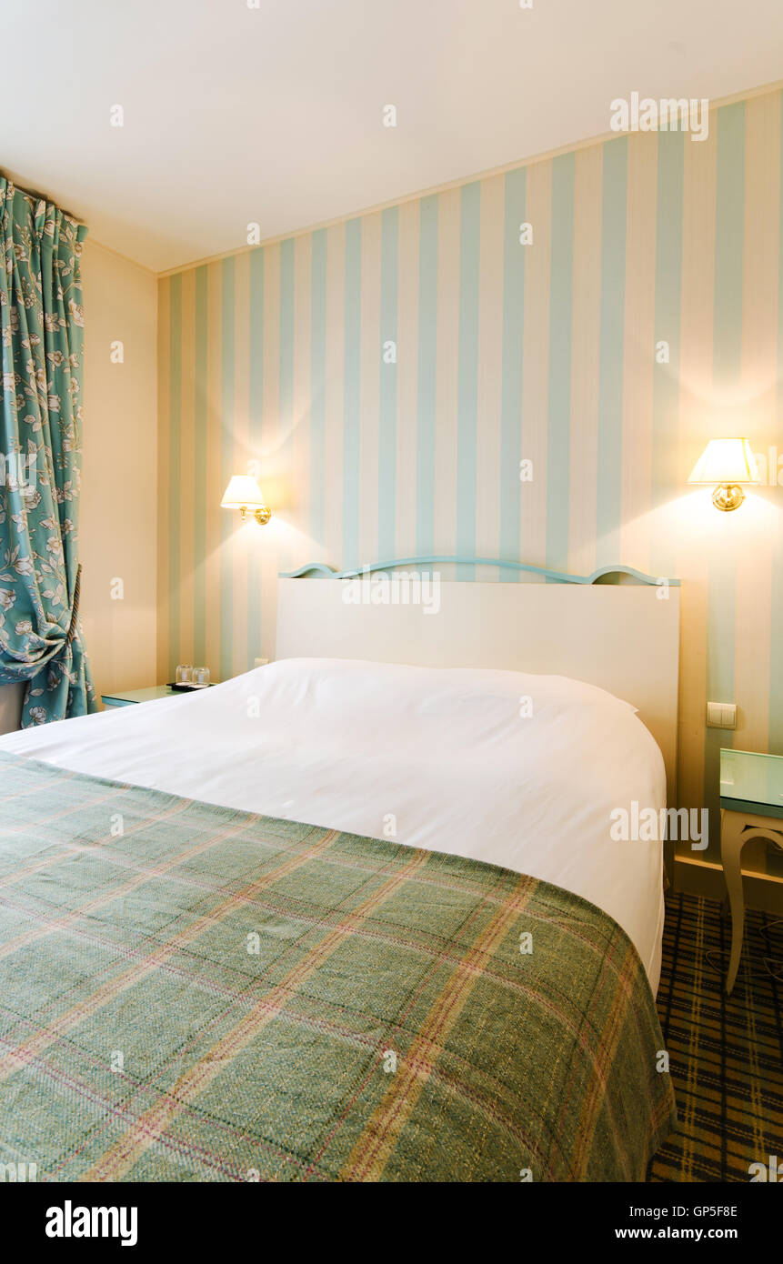 Hotel room with double bed Stock Photo - Alamy