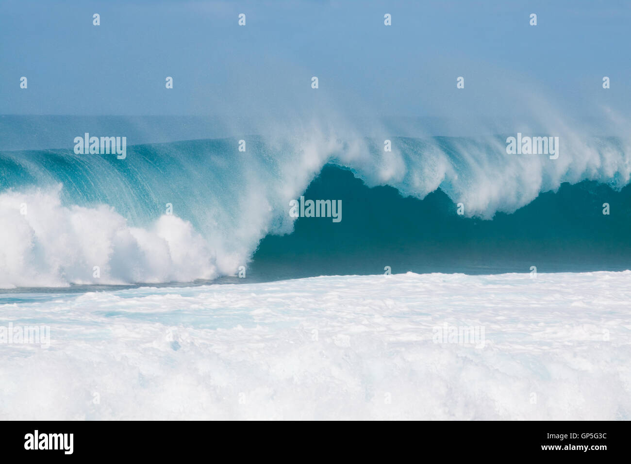 Huge breaking waves banzai pipeline hi-res stock photography and images ...