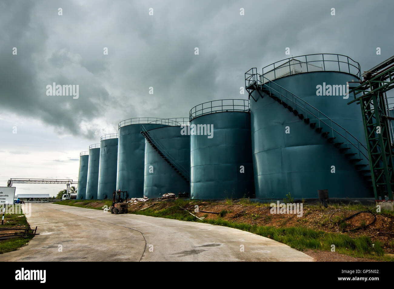 Picture of storage tanks Stock Photo - Alamy