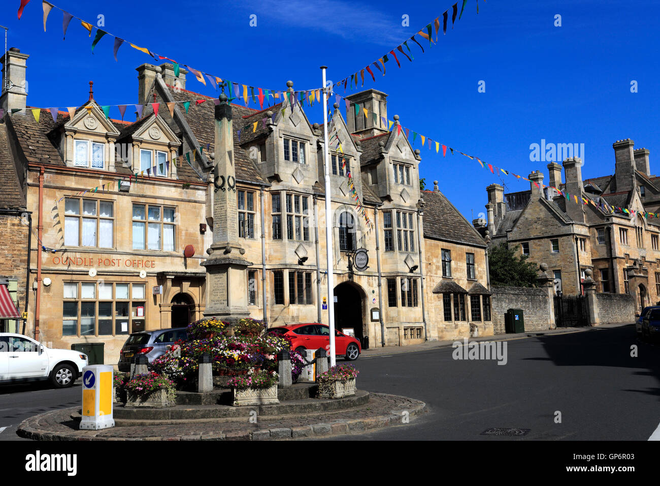 Street view of Oundle town, Northamptonshire County, England; Britain ...