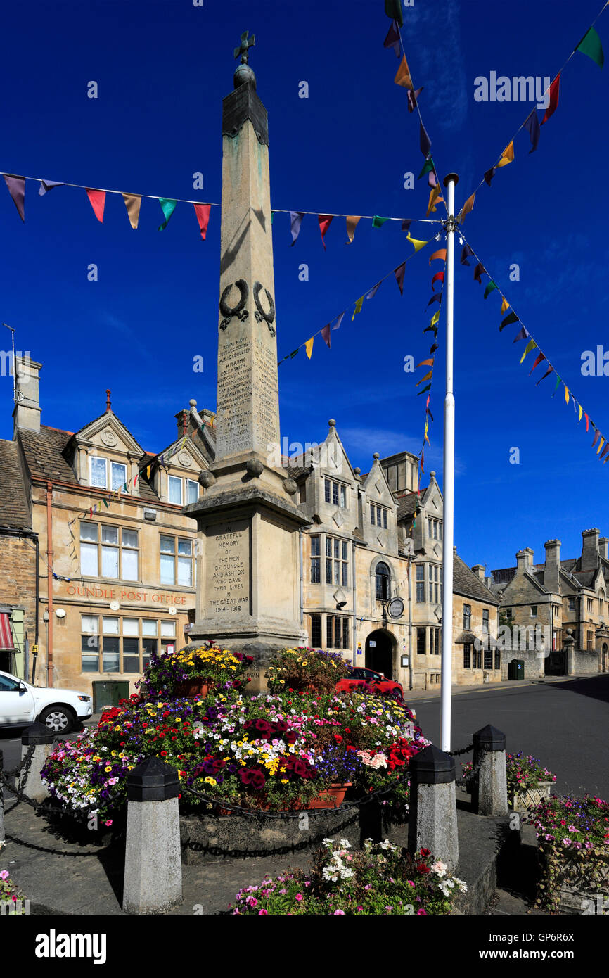 Street view of Oundle town, Northamptonshire County, England; Britain ...