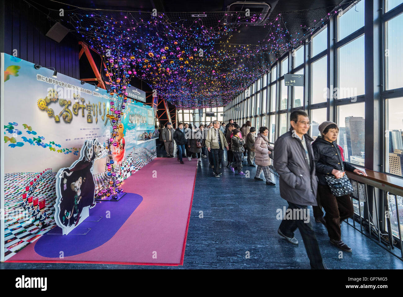 Tourist at viewing gallery, tokyo, japan Stock Photo - Alamy
