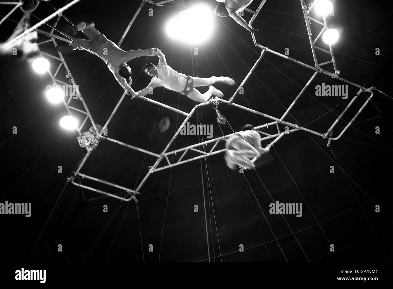 Flying trapeze act hi-res stock photography and images - Alamy