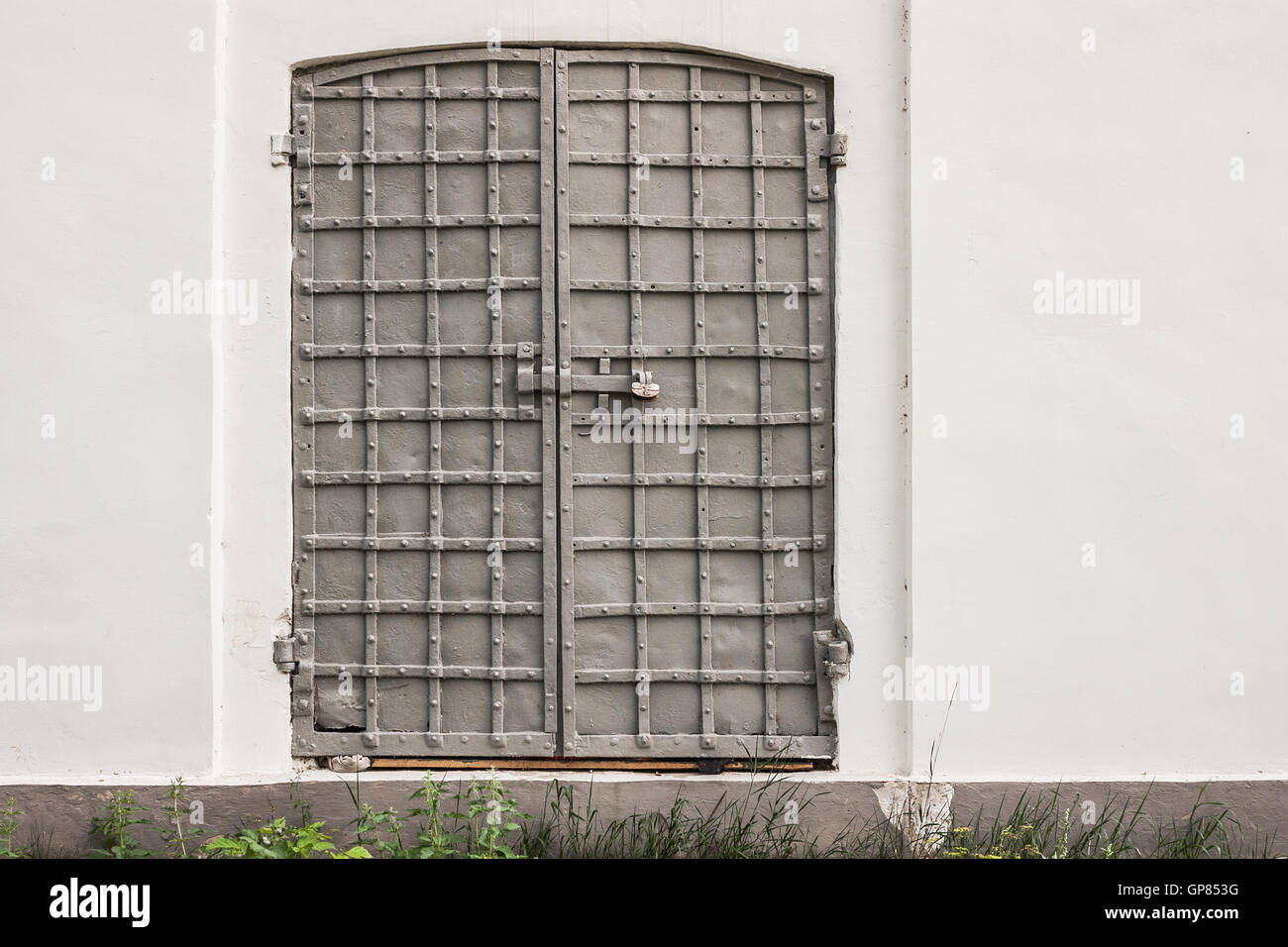 Old iron shod gate hi-res stock photography and images - Alamy
